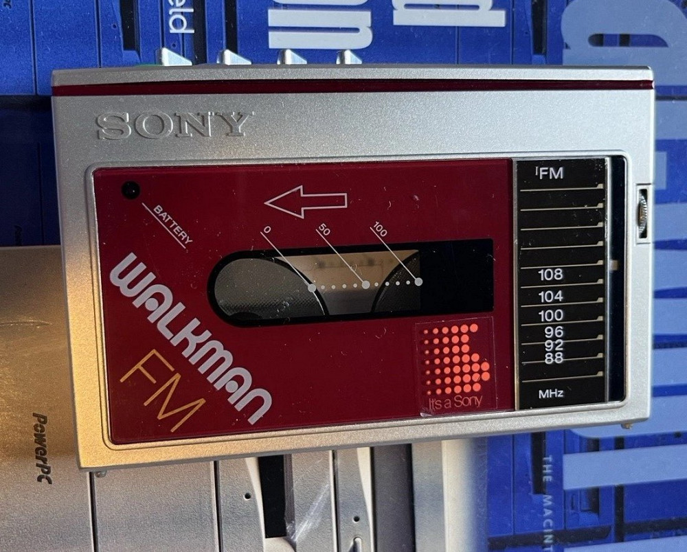 Касетний плеєр Sony Walkman WM-F10 (1983 рік) | RCN.com.ua